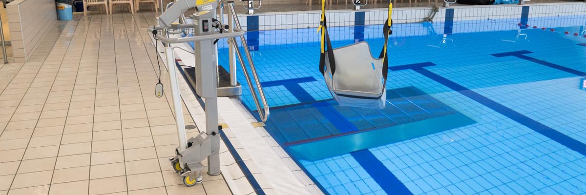 De mobiele zwembadlift handi-move helpt u het water in.